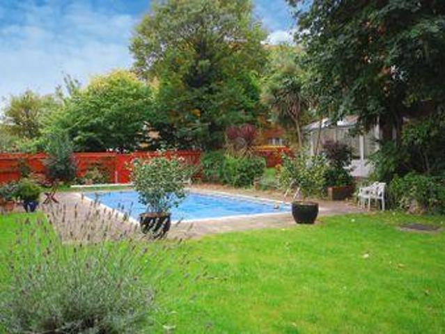 2 Bedrooms Flat for rent in Thrale Road, Streatham Park SW16