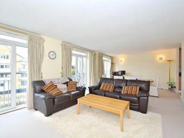 2 Bedrooms Flat for rent in Three Colt Street, London E14