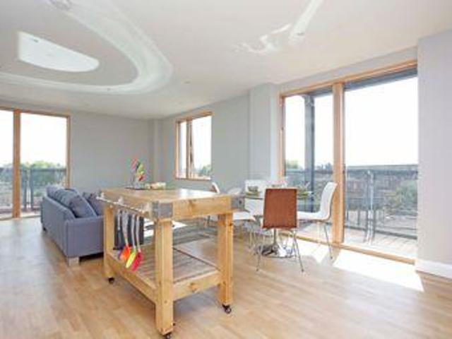 2 Bedrooms Flat for rent in Three Mill Lane, London E3