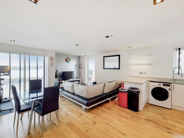 2 Bedrooms Flat for Rent in Tideslea Tower | Foxtons