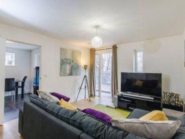 2 Bedrooms Flat for rent in Tiller Road, Canary Wharf, London E14