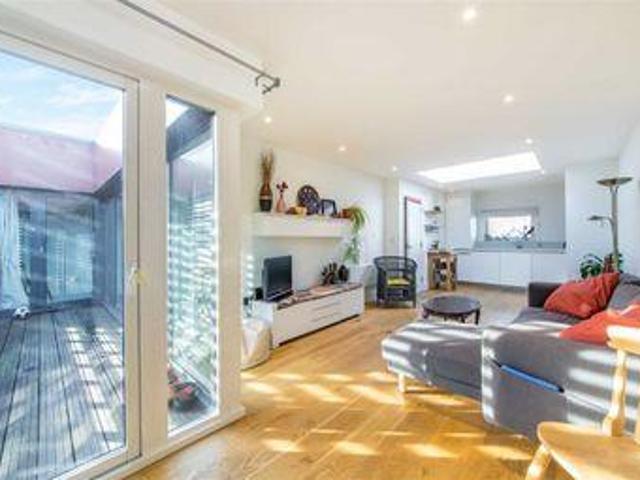 2 Bedrooms Flat for rent in Tiltman Place, Finsbury Park, London N7