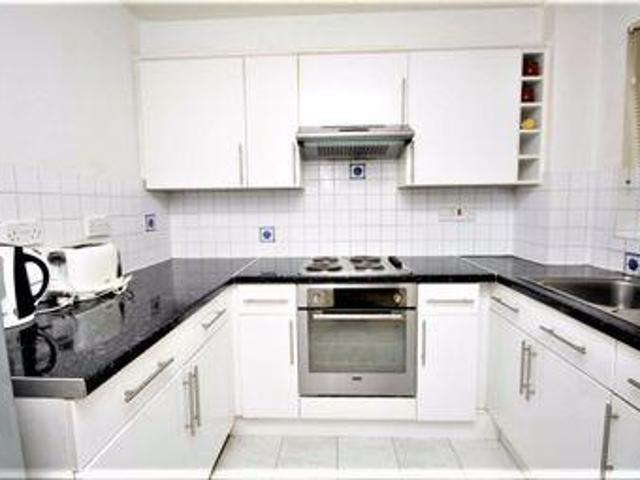 2 Bedrooms Flat for rent in Transom Square, London E14