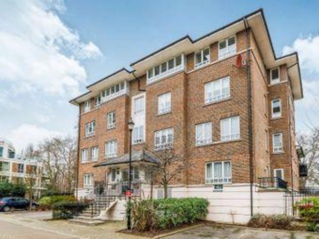 2 Bedrooms Flat for rent in Trent House, Maybate Avenue, Kingston Upon Thames KT2