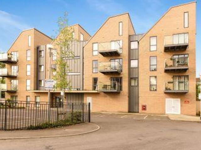 2 Bedrooms Flat for rent in Trout Road, West Drayton, Middlesex UB7