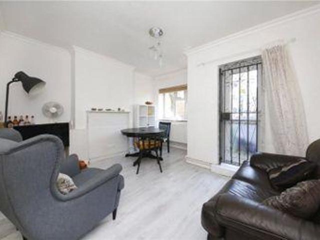 2 Bedrooms Flat for rent in Tullis House, Hackney, London E9