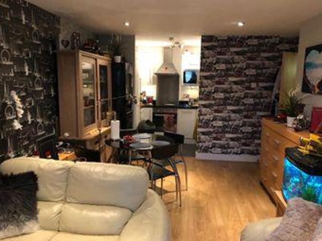 2 Bedrooms Flat for rent in Turner Street, London E16