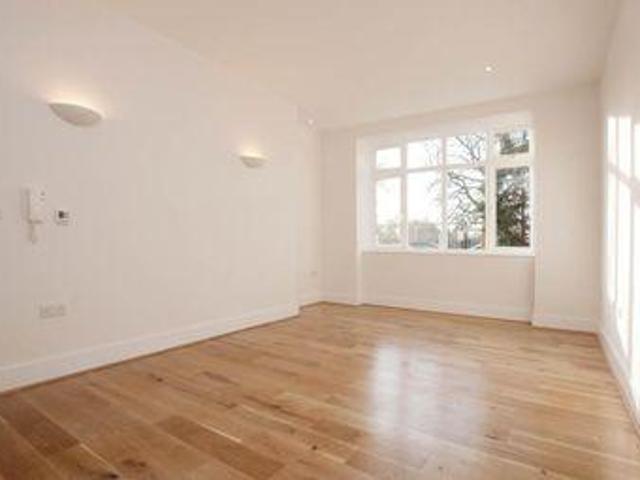 2 Bedrooms Flat for rent in Turret Court, 112 Aldermans Hill, London N13