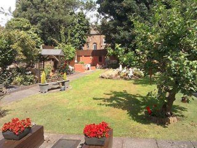 2 Bedrooms Flat for rent in Tynwald Hill, Liverpool L13