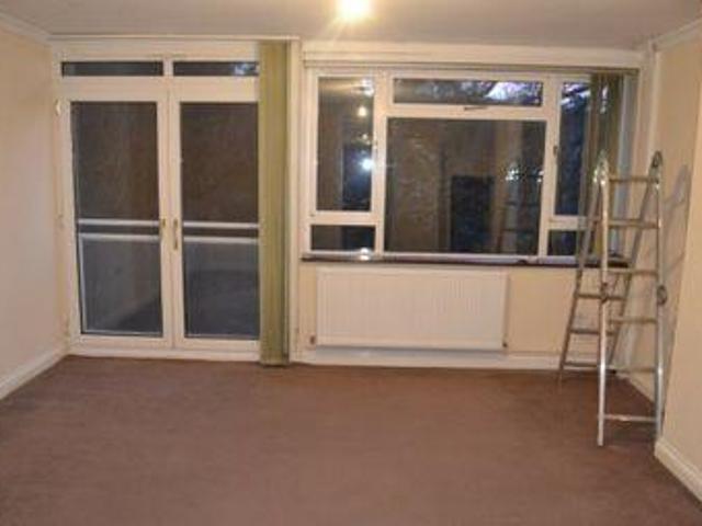 2 Bedrooms Flat for rent in Upton Road, Plumstead, London SE18