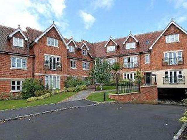 2 Bedrooms Flat for rent in Upcross Gardens, Reading RG1