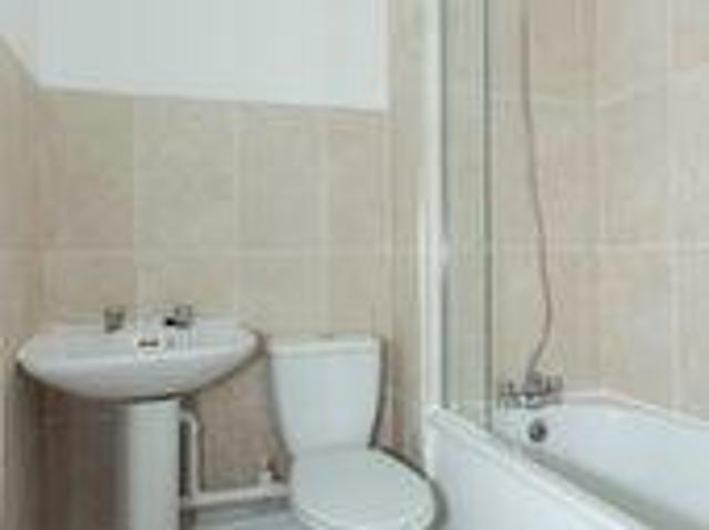 2 Bedrooms Flat for rent in Uplands Close, Willenhall Road, Woolwich, London SE18