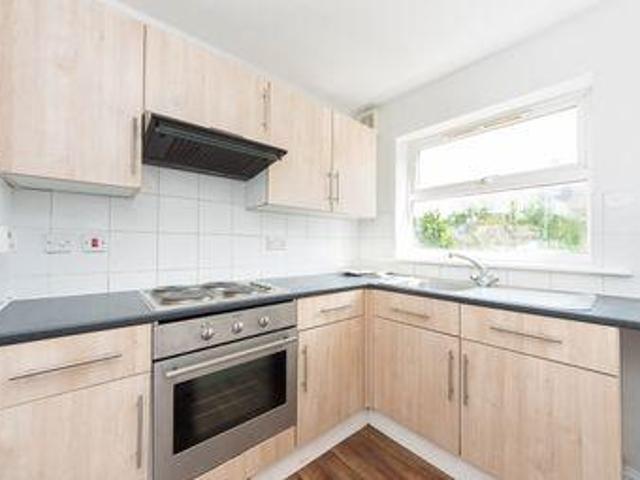 2 Bedrooms Flat for rent in Uplands Close, Woolwich, London SE18