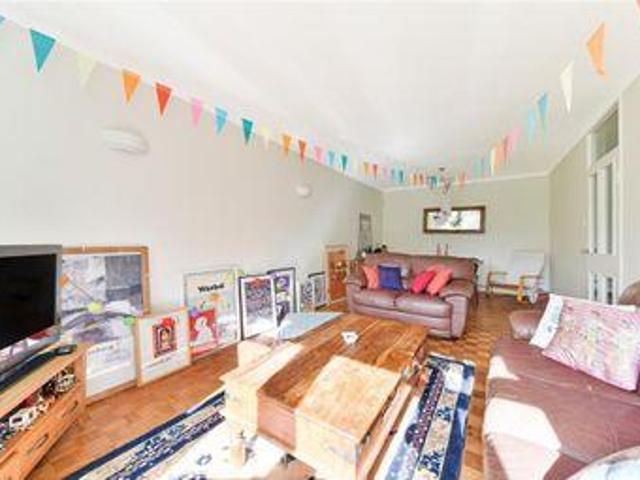 2 Bedrooms Flat for rent in Upper Richmond Road, London SW15