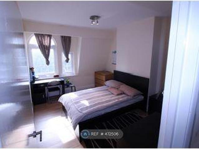 2 Bedrooms Flat for rent in Uxbridge Road, London W12