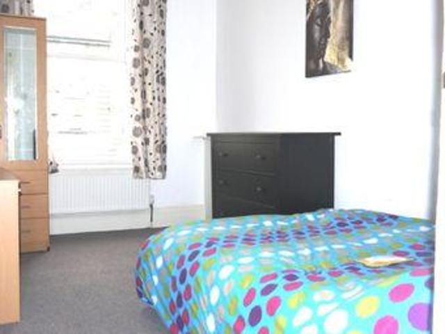 2 Bedrooms Flat for rent in Uxbridge Road, Shepherds Bush W12