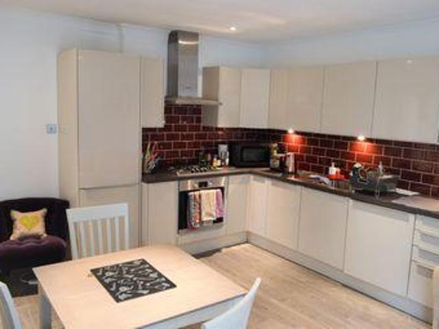 2 Bedrooms Flat for rent in Voltaire Road, Clapham North, London SW4