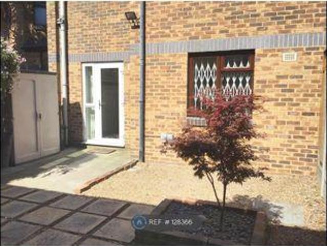 2 Bedrooms Flat for rent in Vauxhall, London SW8