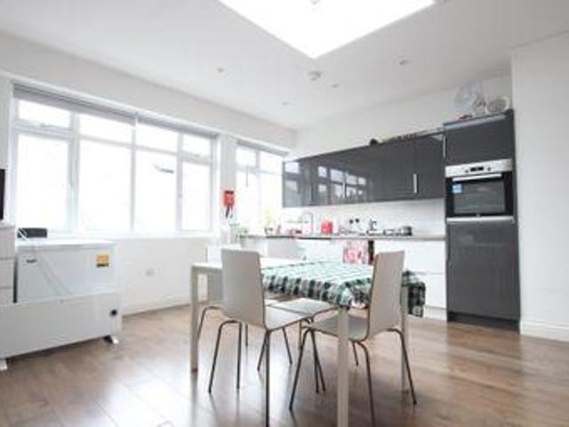 2 Bedrooms Flat for rent in Vale Road, London N4