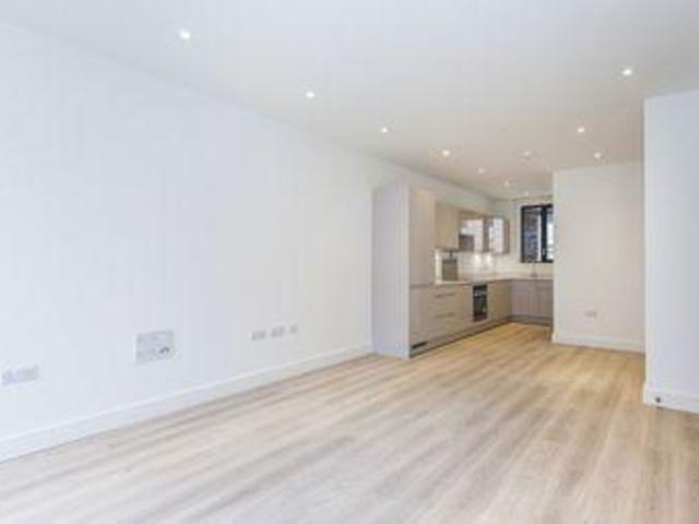 2 Bedrooms Flat for rent in Valencia Close, Docklands, East India, London E14