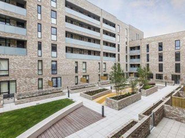 2 Bedrooms Flat for rent in Valencia Close, London E14
