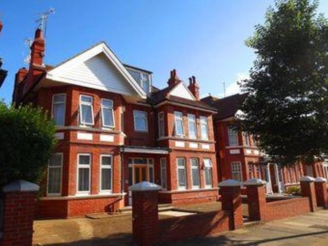 2 Bedrooms Flat for rent in Vallance Gardens, Hove BN3