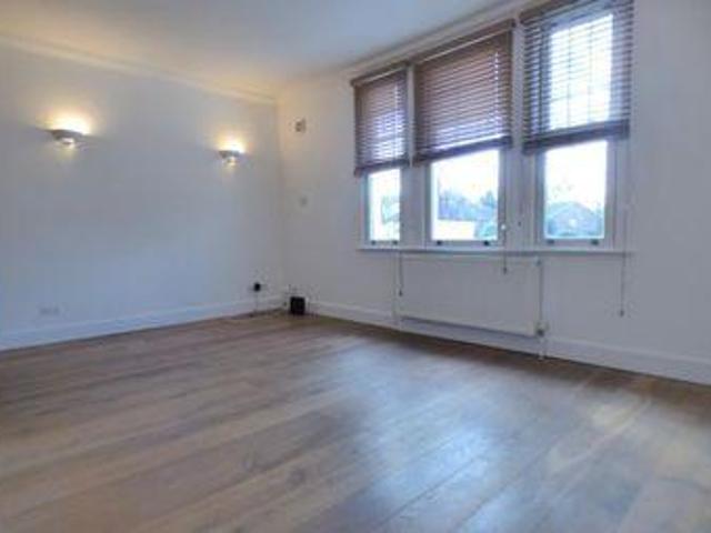 2 Bedrooms Flat for rent in Valley Road, Bromley BR2