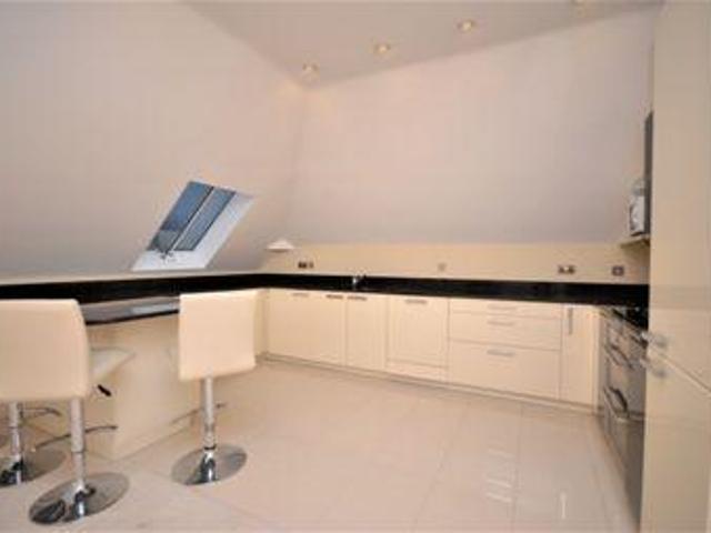 2 Bedrooms Flat for rent in Vicarage Hill, Farnham GU9