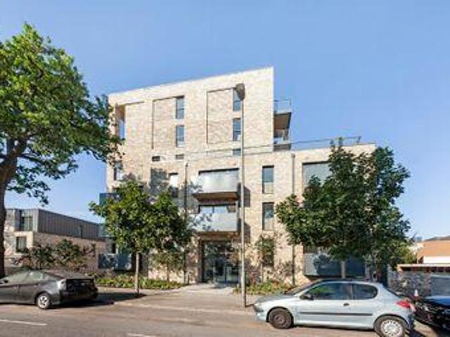 2 Bedrooms Flat for rent in Victoria Drive, London SW19
