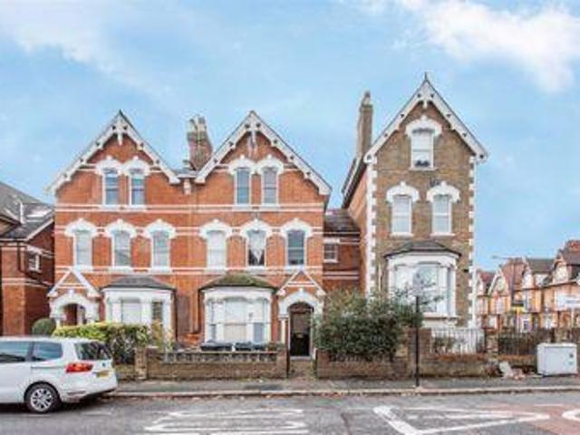 2 Bedrooms Flat for rent in Victoria Road, London N4