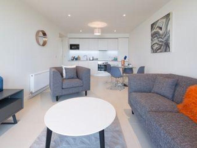 2 Bedrooms Flat for rent in Victoria Road, North Acton W3