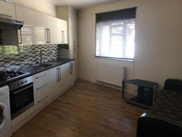 2 Bedrooms Flat for rent in Victoria Road, Romford RM1
