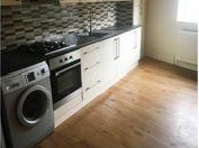2 Bedrooms Flat for rent in Victoria Road, Romford RM1