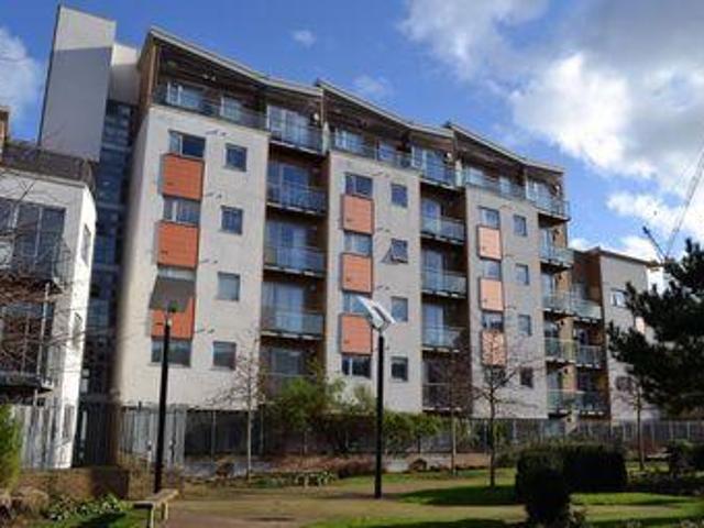 2 Bedrooms Flat for rent in Violet Road, London E3