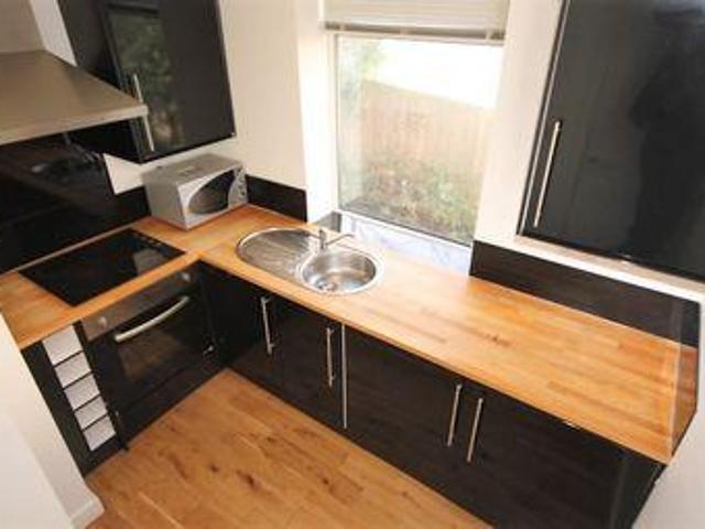 2 Bedrooms Flat for rent in York Road, Leeds LS9