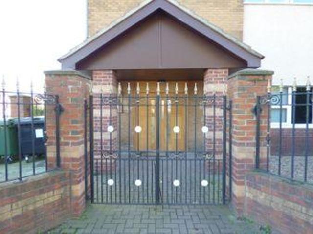 2 Bedrooms Flat for rent in Yorkshire House, 154 Leeds Road, Castleford WF10