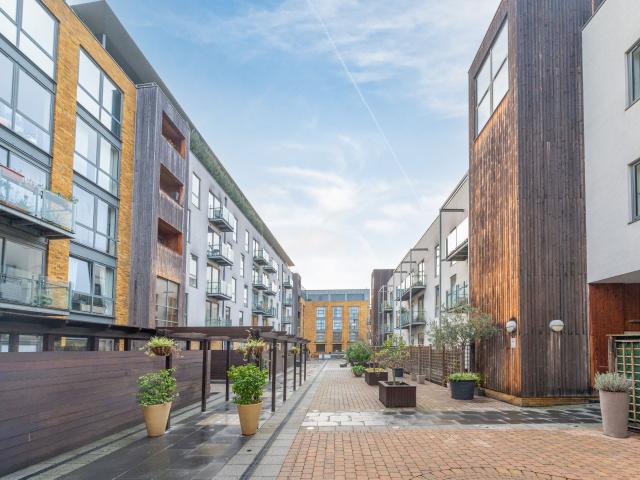 2 Bedrooms Flat for Rent in Yvon House | Foxtons