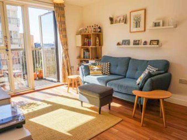 2 Bedrooms Flat for sale in 3 Cabot Close, Croydon CR0