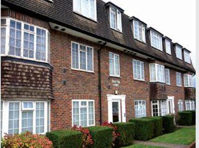 2 Bedrooms Flat for sale in 10 Drayton Court And Garage 3, Toby Way, Surrey KT5