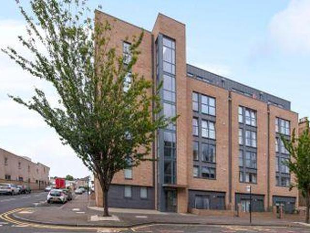 2 Bedrooms Flat for sale in 128/27 Mcdonald Road, Edinburgh EH7