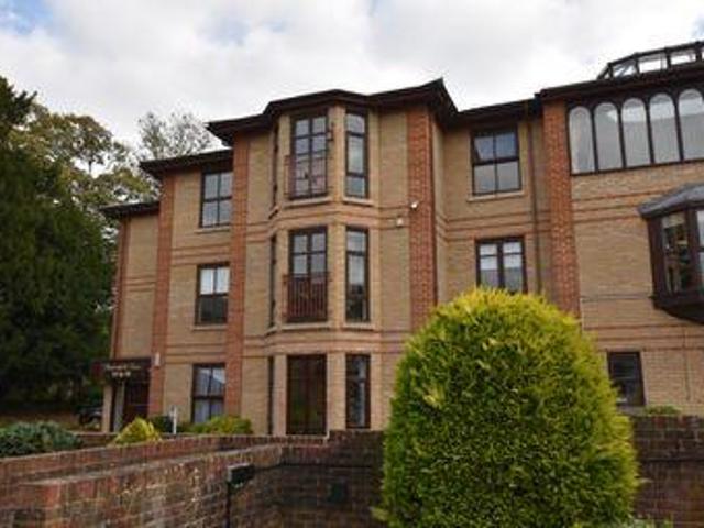 2 Bedrooms Flat for sale in 21 Chatsworth, Thamesfield, Henley On Thames, Oxfordshire RG9