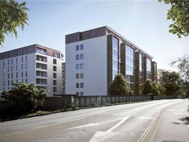 2 Bedrooms Flat for sale in 296 Farnborough Road, Farnborough, Hampshire GU14