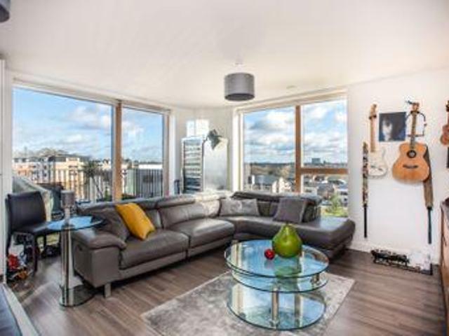 2 Bedrooms Flat for sale in 2 Copt Place, London NW7