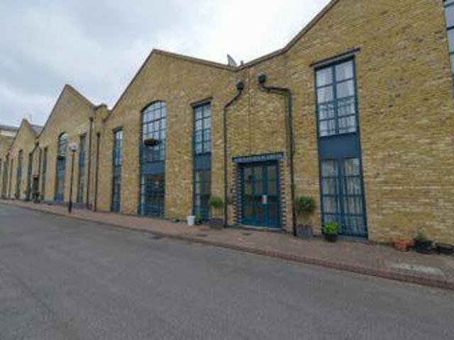 2 Bedrooms Flat for sale in 8 Millennium Drive, London E14
