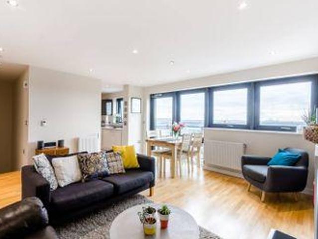 2 Bedrooms Flat for sale in Colman Parade, Enfield Town EN1