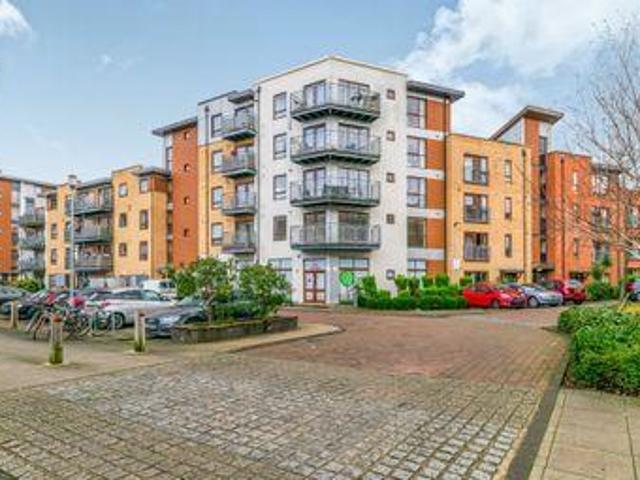 2 Bedrooms Flat for sale in Commonwealth Drive, Three Bridges, Crawley RH10
