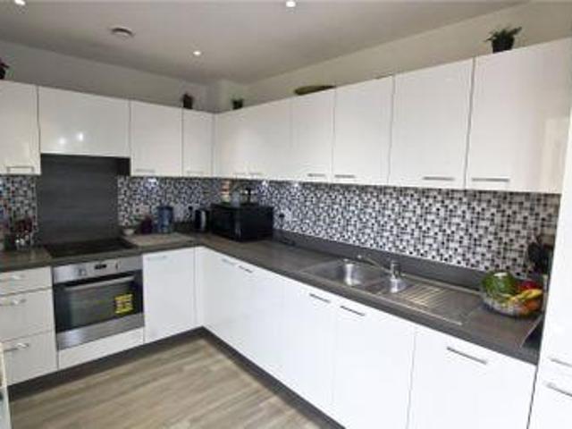 2 Bedrooms Flat for sale in Connersville Way, Croydon, London CR0