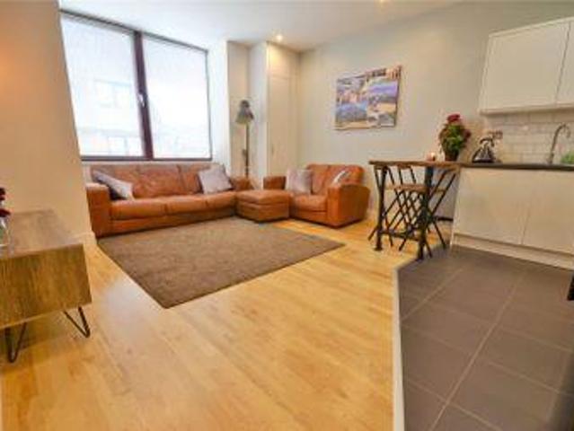 2 Bedrooms Flat for sale in Consort Way, Horley, Surrey RH6