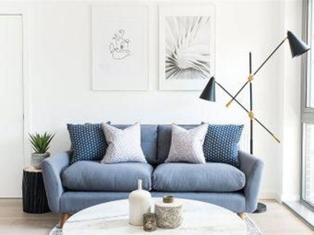 2 Bedrooms Flat for sale in Constance Court, 10 Chatfield Road, Battersea, London SW11