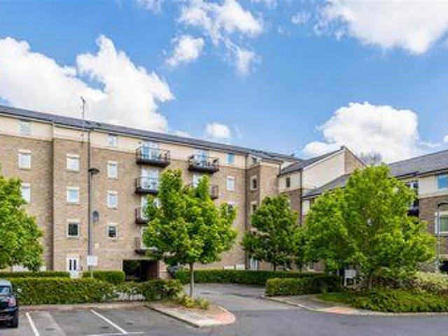 2 Bedrooms Flat for sale in Cornmill View, Horsforth, Leeds LS18